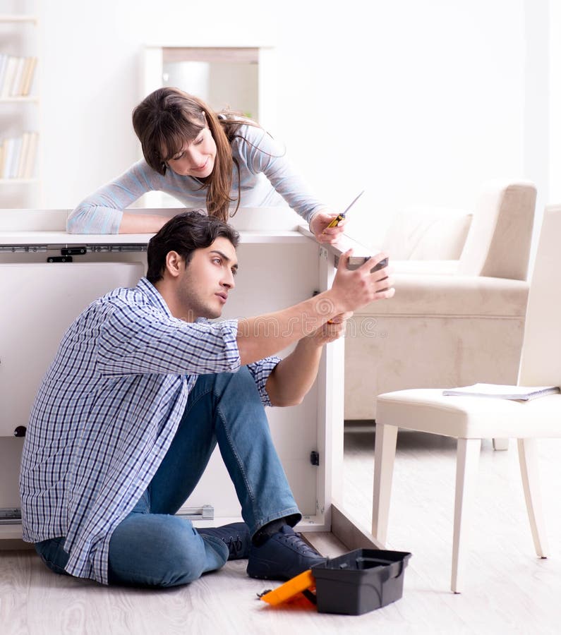 Marido Reparando Mesa Rota En Casa Foto de archivo - Imagen de toolbox ...