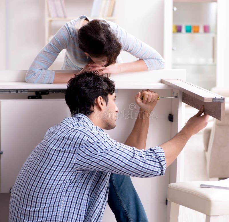El Marido Que Repara La Tabla Rota En Casa Foto de archivo - Imagen de ...
