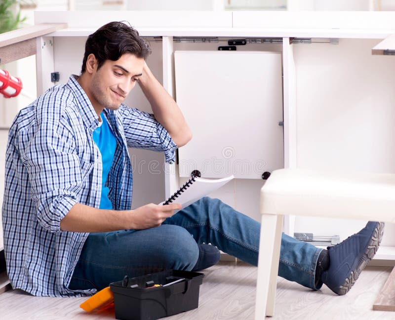 Marido Reparando Mesa Rota En Casa Imagen de archivo - Imagen de ayudar ...