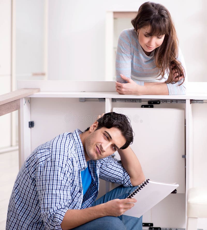 El Marido Que Repara La Tabla Rota En Casa Imagen de archivo - Imagen ...