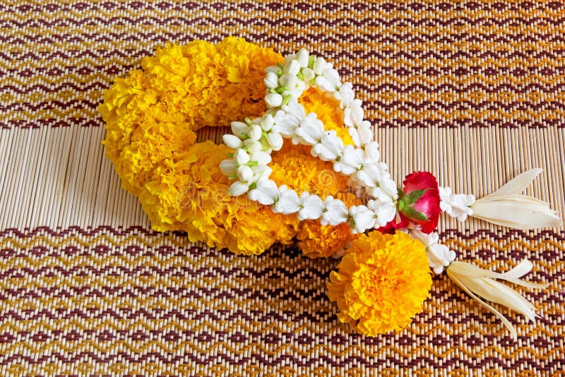 314 Indian Traditional Orange Flowers Garland Stock Photos - Free ...