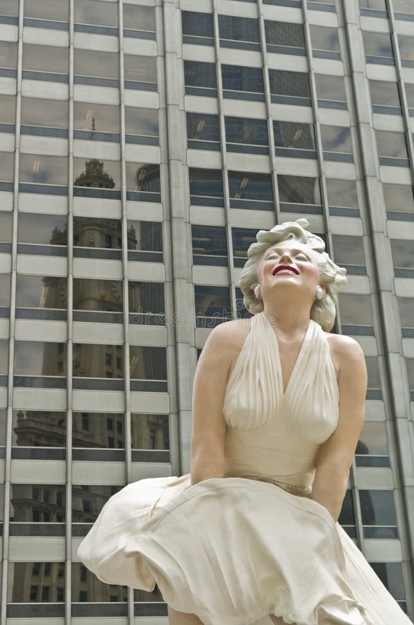 Marilyn Monroe Statue in Chicago Editorial Photo - Image of iconic ...
