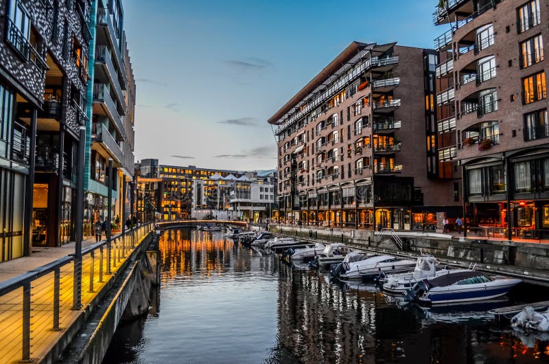 Marina D'Oslo Aker Brygge La Nuit Photo stock - Image du extérieur ...