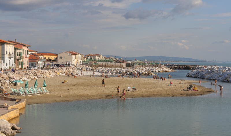 Marina Di Pisa-de Zomertoevlucht Redactionele Stock Foto - Image of ...