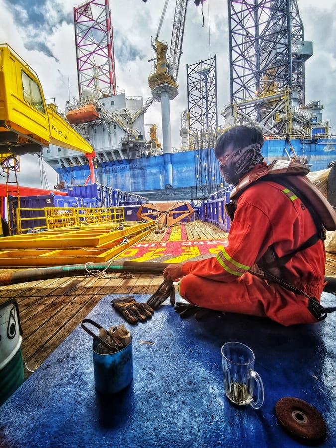 Marine Crew Get Ready To Work Near Jack Up Rig Editorial Photo - Image ...