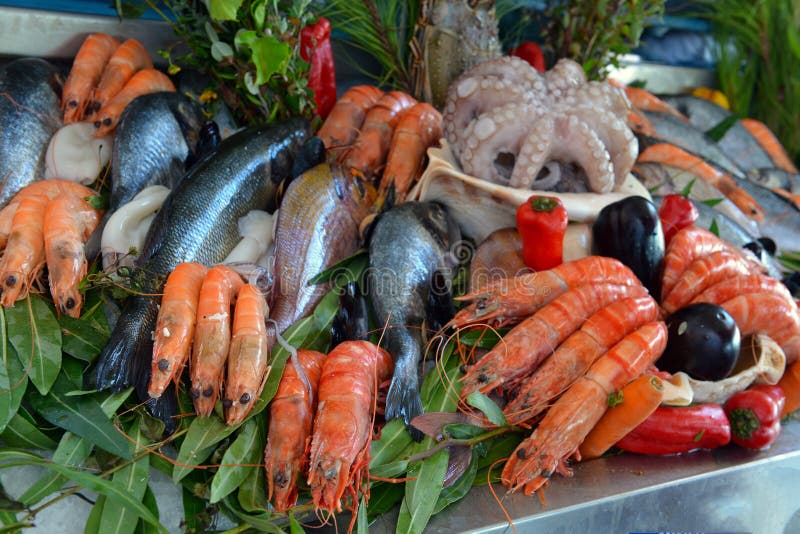 Marisco no mercado do mar foto de stock. Imagem de garras - 32184522