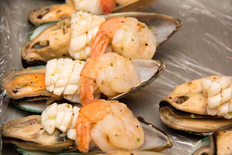 Mariscos Asados a La Parrilla Con El Plato Asado Foto de archivo ...