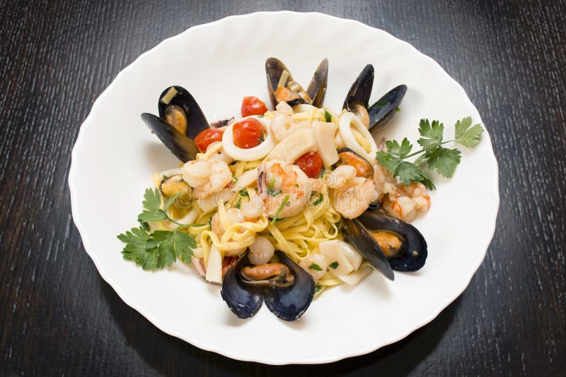 Mariscos con las pastas imagen de archivo. Imagen de linguine - 35213489