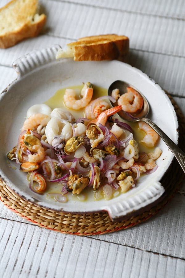 Mariscos En Salsa Del Vino Blanco Imagen de archivo - Imagen de hierbas ...