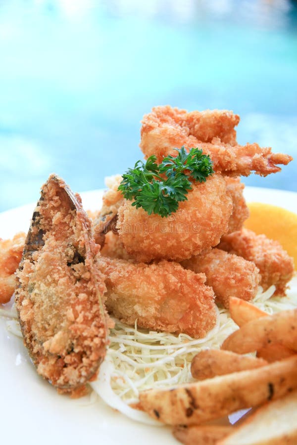 Mariscos fritos foto de archivo. Imagen de cocinero, verde - 22871198