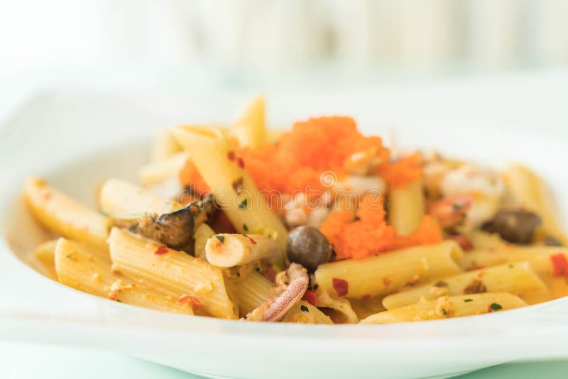 Pastas De Tom De Los Mariscos De Penne Yum Imagen de archivo - Imagen ...