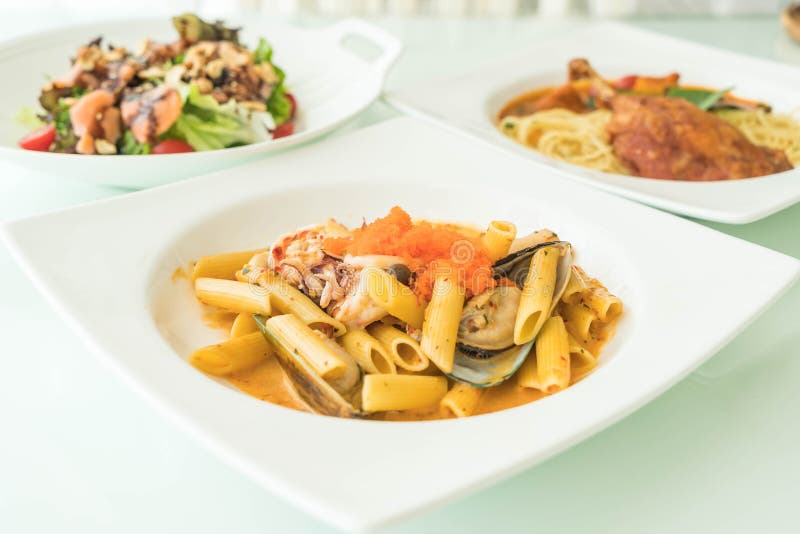 Mariscos Picantes Del Penne Imagen de archivo - Imagen de primer ...