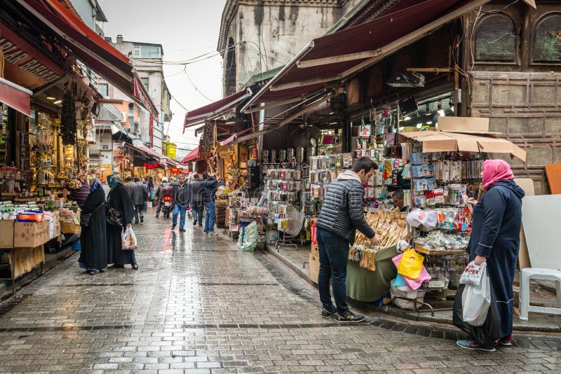 De Turkse Vrouwen Winkelen In De Markt Van Istanboel, Turkije ...