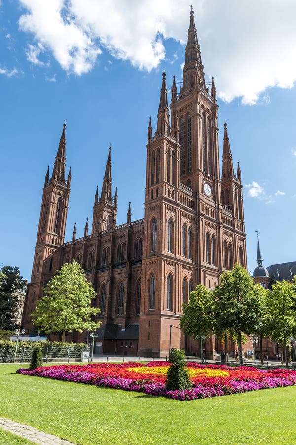 Marktkirche in Wiesbaden Mit Hessen-Parlament, Deutschland Stockbild ...