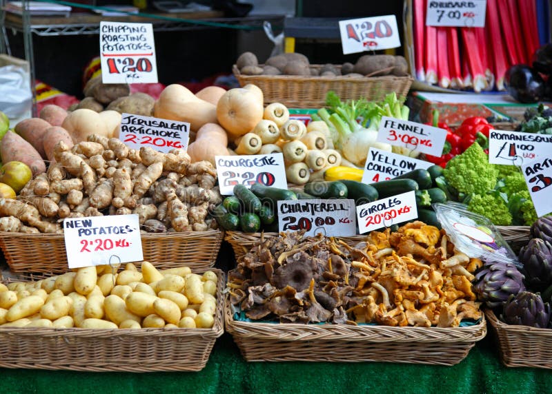 Marktkraam stock foto. Image of artisjokken, velen, vitaminen - 34331712