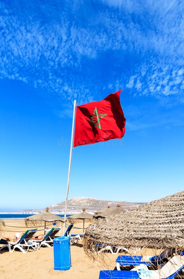 Marokkaanse Vlag Op Het Strand in Agadir Stock Afbeelding - Image of ...