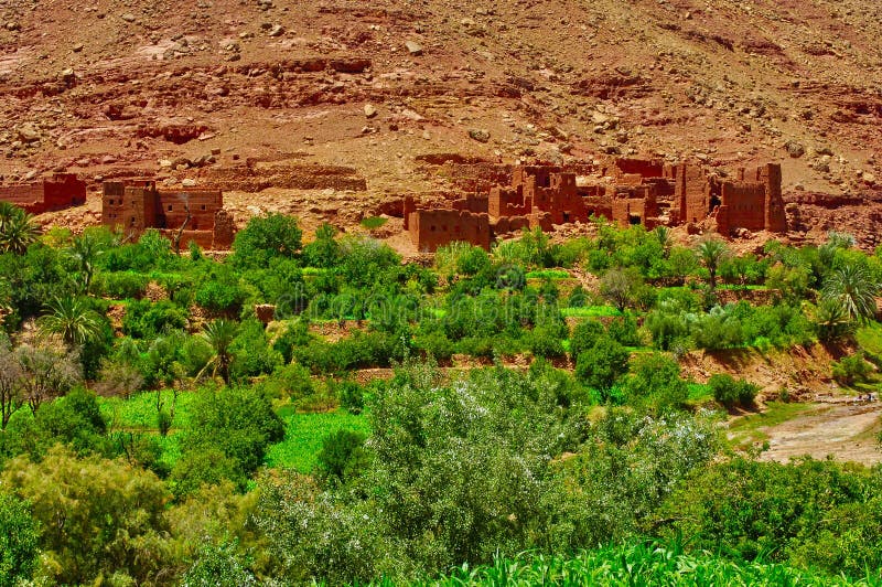 Marokko, Schilderachtig Klein Dorp in De Woestijn Redactionele Stock ...