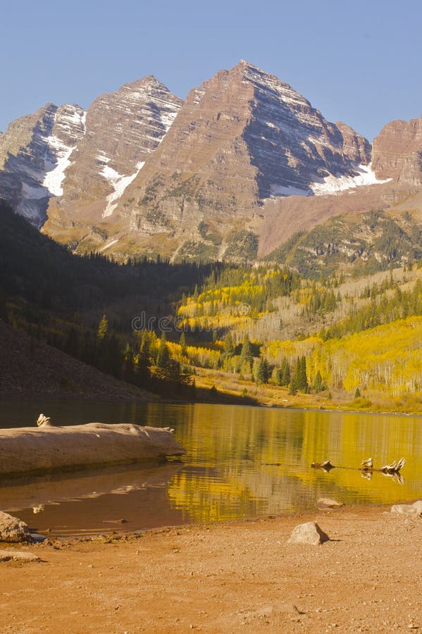 Maroon Bells in Fall stock image. Image of aspen, water - 16577591