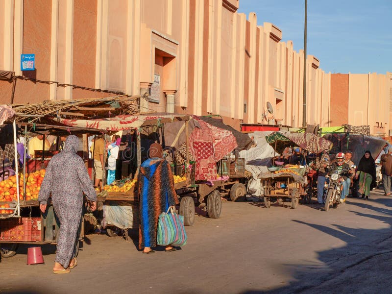 Marrakech Marocko - Folk I Gatan Av Marrakech I Marocko Redaktionell ...