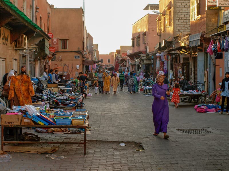 Marrakech Marocko - Folk I Fyrkanten El-Fnaa Redaktionell Fotografering ...
