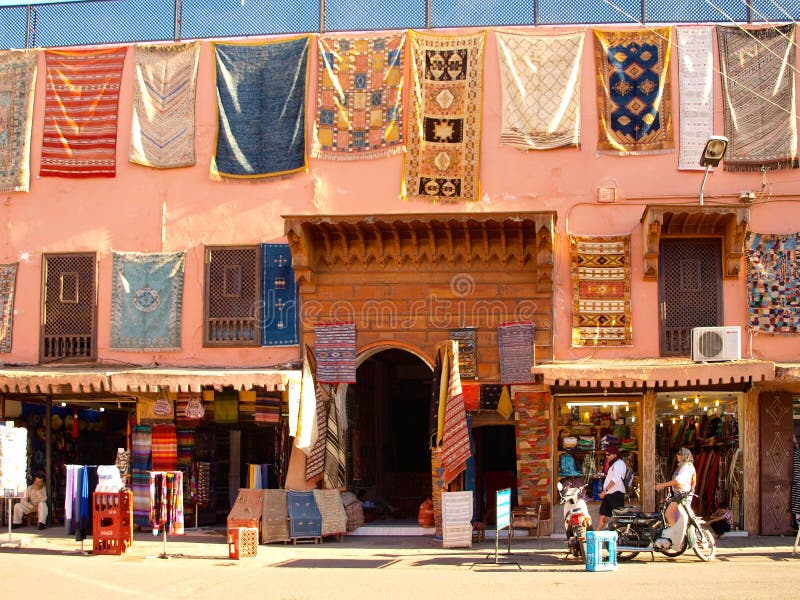 Marrakech Marocko - Folk I Gatan Av Marrakech I Marocko Redaktionell ...