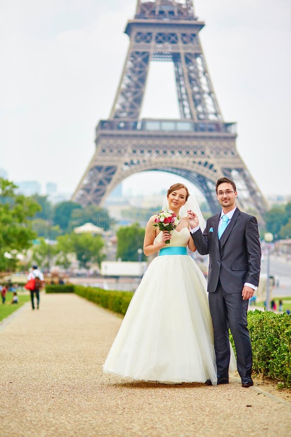 Married Couple in Paris Near the Eiffel Tower Stock Photo - Image of ...