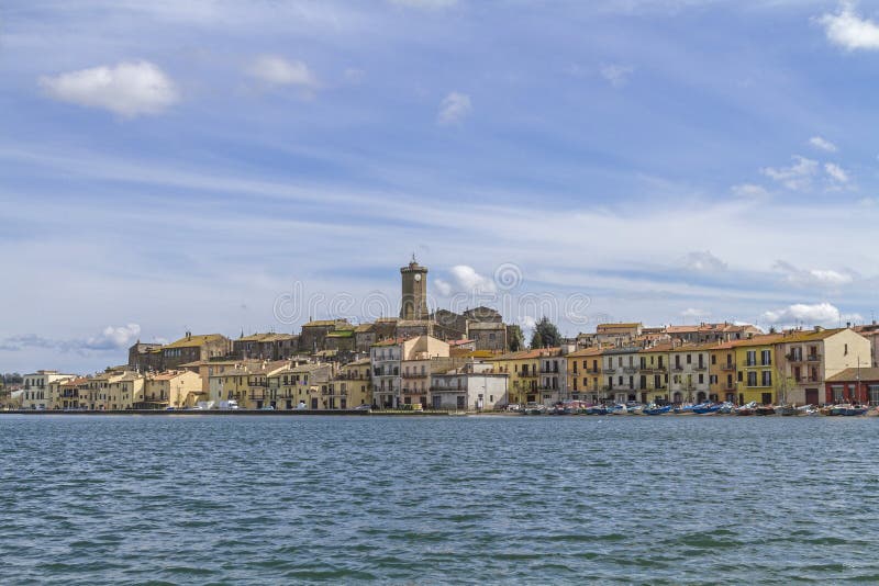 Marta et lac Bolsena image stock. Image du coloré, endroit - 31384403