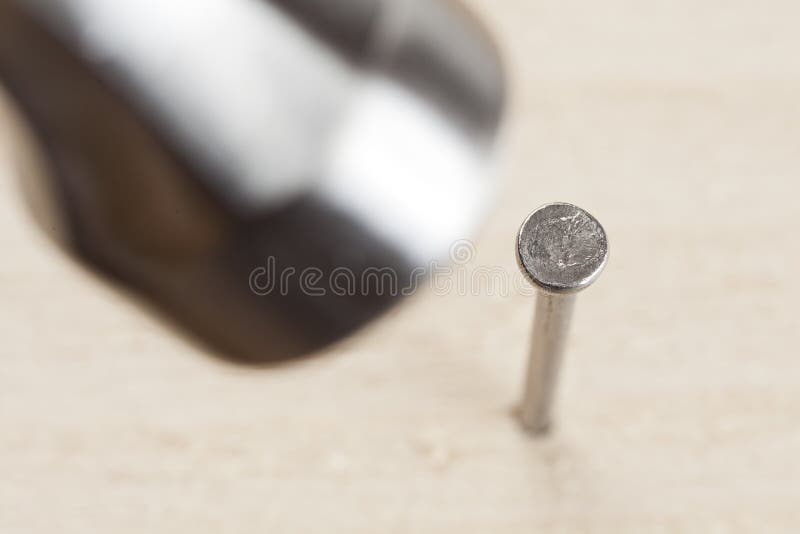 Martelez heurter un clou image stock. Image du menuiserie - 25041637