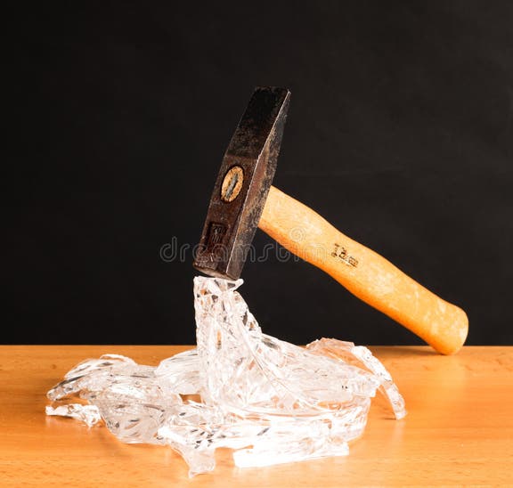 Martello E Cocci Rotti Dei Vasi Fotografia Stock - Immagine di ...