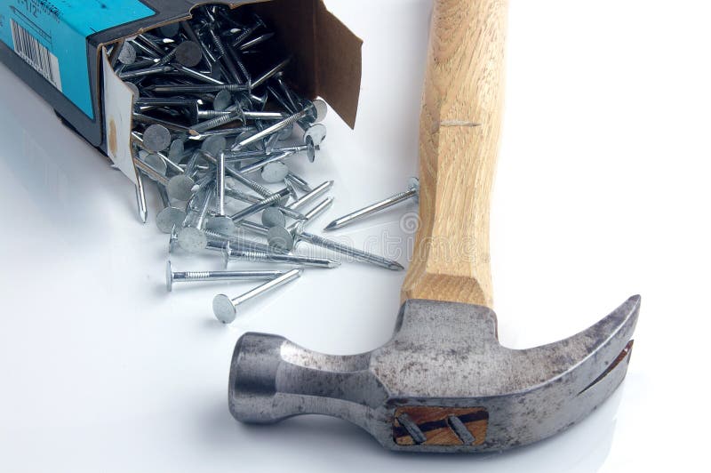 Martillo con los clavos imagen de archivo. Imagen de herramienta - 372115
