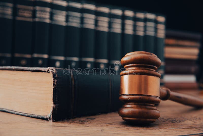 Martillo De Madera Con Libros Foto de archivo - Imagen de madera ...