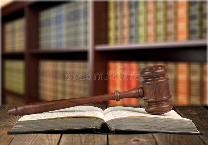 Martillo De Madera Del Juez En Pila De Libros Con El Copyspace Imagen ...