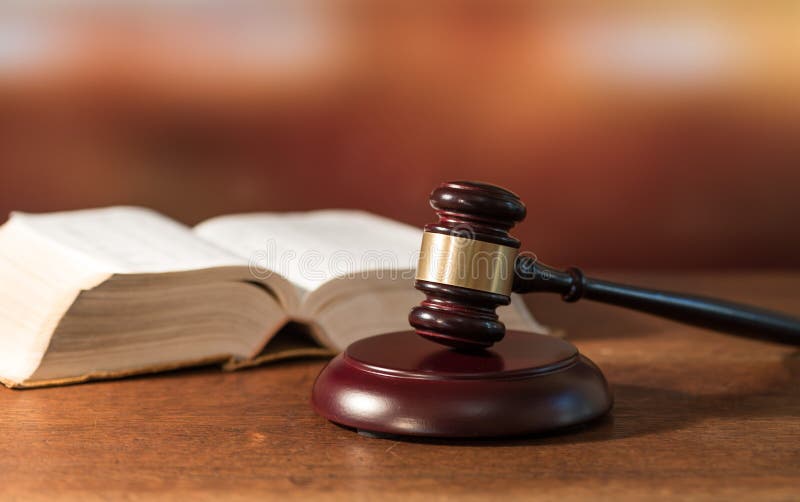 Martillo Del Juez Con El Libro De Ley Foto de archivo - Imagen de ...