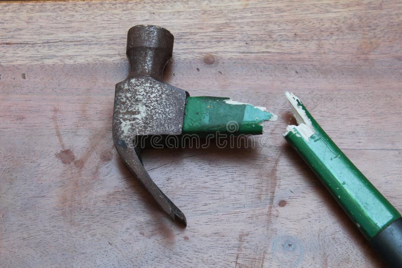 Martillo Roto. Martillo Con Mango Roto Foto de archivo - Imagen de ...