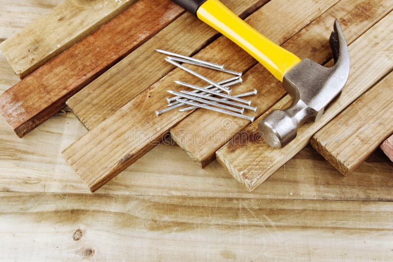 Martillo Y Clavos En La Madera Imagen de archivo - Imagen de clavos ...