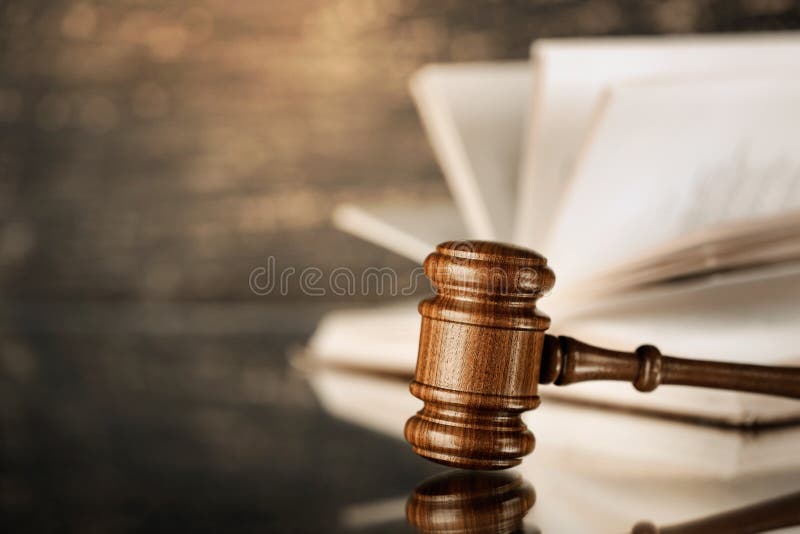 Martillo Y Libro De La Justicia Imagen de archivo - Imagen de mazo ...