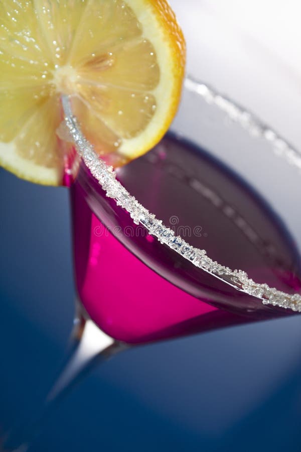 Martini cor-de-rosa foto de stock. Imagem de barra, fresco - 32237958