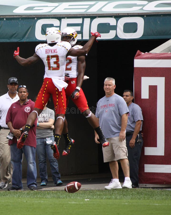 Maryland players jump high editorial photo. Image of grass - 26632946