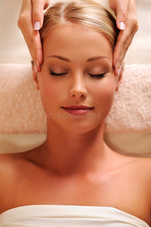 Masaje De Los Templos Para La Hembra Hermosa Joven Foto de archivo ...