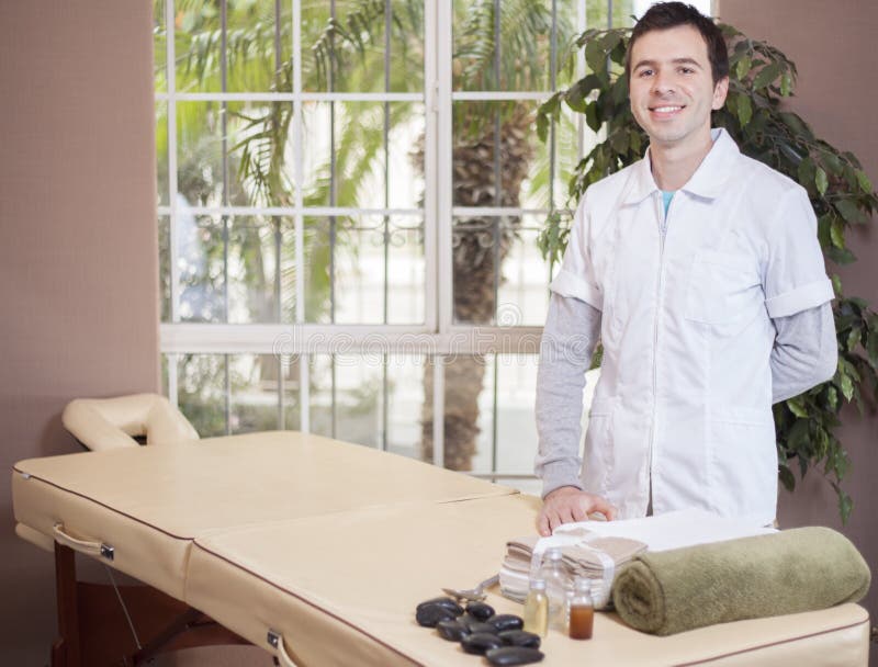 Masajista Joven Atractiva En Uniforme Del Rosa. Imagen de archivo ...