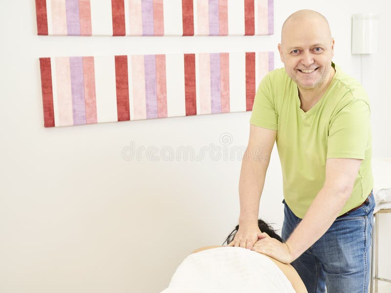 Masajista Profesional Y Un Cliente De La Mujer Foto de archivo - Imagen ...