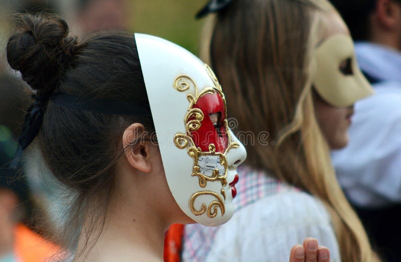 Signora Che Indossa Una Maschera Fotografia Stock Editoriale - Immagine ...
