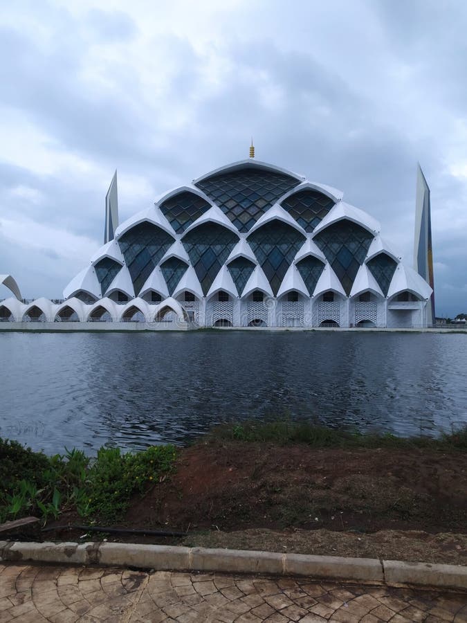 Masjid Raya Al Jabar Bandung Stock Image - Image of lake, city: 276325689