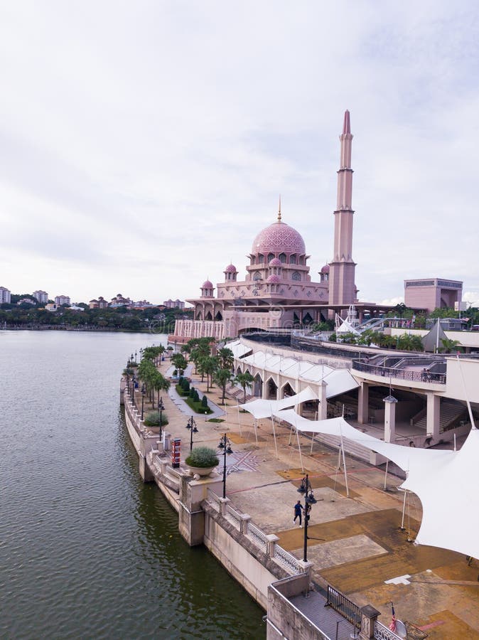 Masjid Putra, Putrajaya Malaysia Editorial Photography - Image of ...