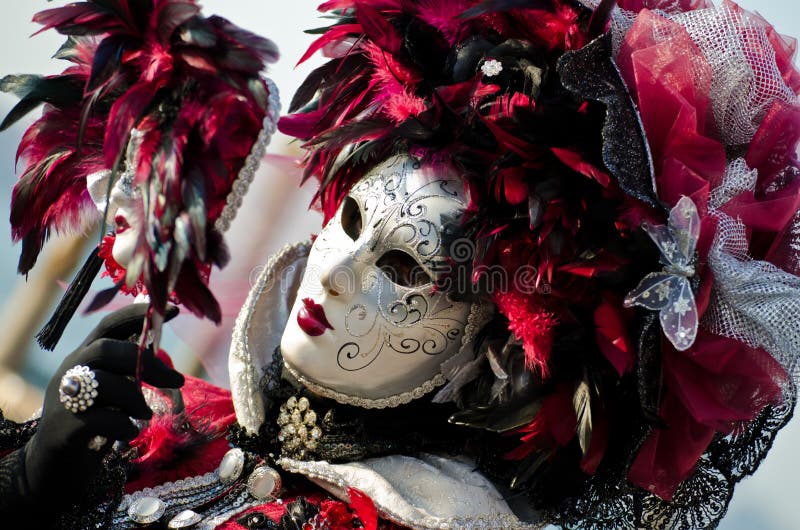 Masque rouge et noir photo stock. Image du divertissement - 23369470