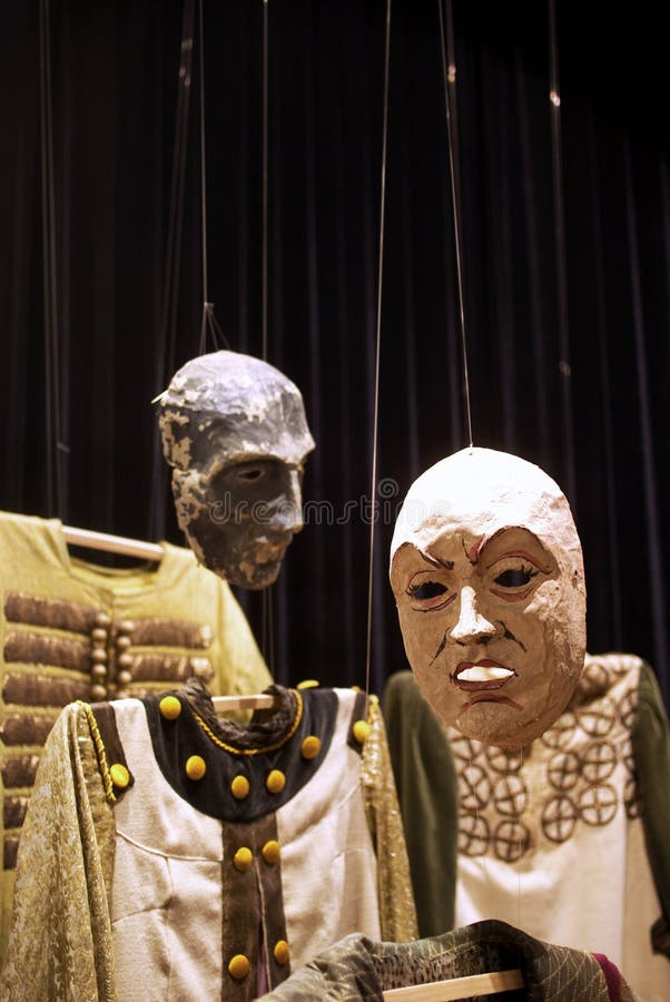 Masques et costumes image stock. Image du représentation - 16866667
