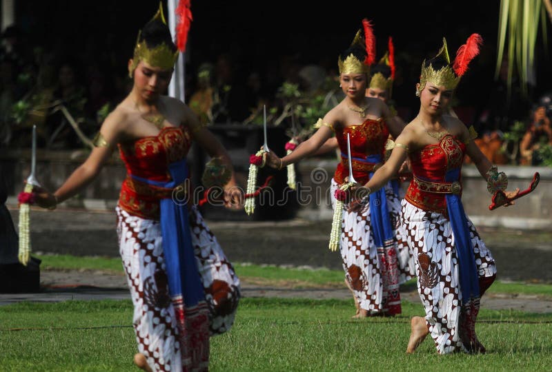 Mass dance editorial photo. Image of perform, traditional - 32542671