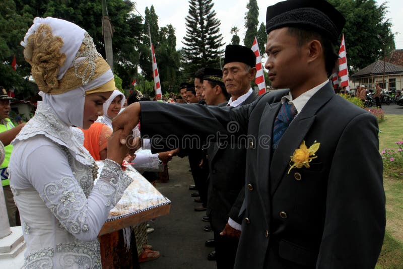 Mass wedding editorial photography. Image of java, couples - 47339697