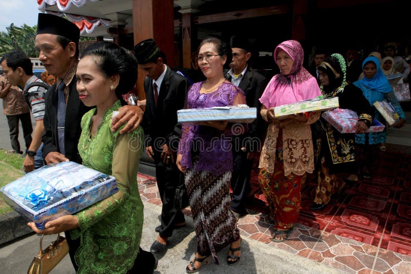 Mass wedding editorial image. Image of following, people - 47339770