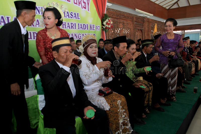 Mass wedding editorial photography. Image of karanganyar - 47339867